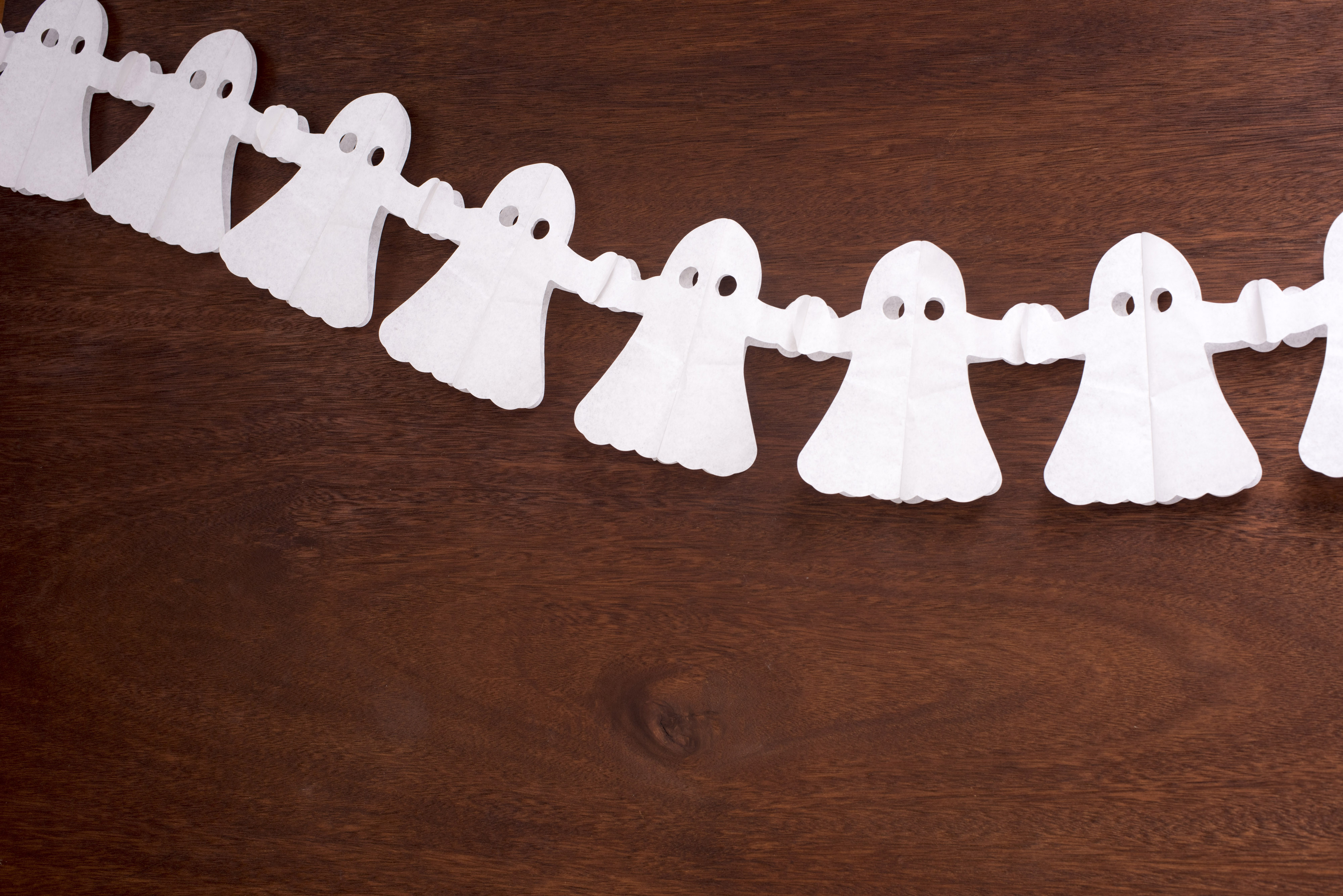 Image of chain of ghosts | CreepyHalloweenImages